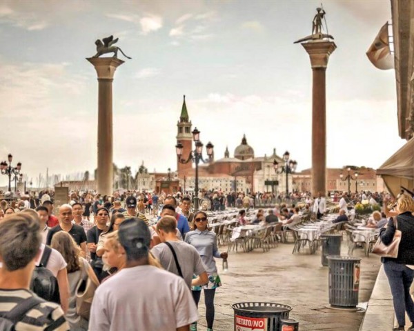 Italy Fights Mass Tourism with Fees and Restrictions | .TR