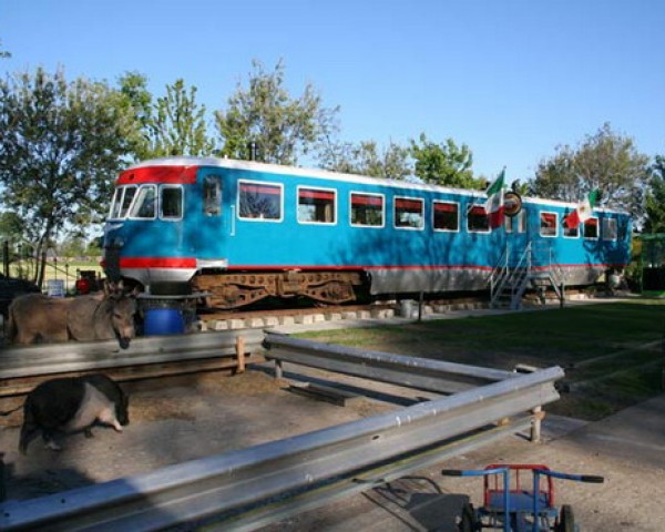 Controversy Tram Hotel Welcomes Adventurous Guests | .TR