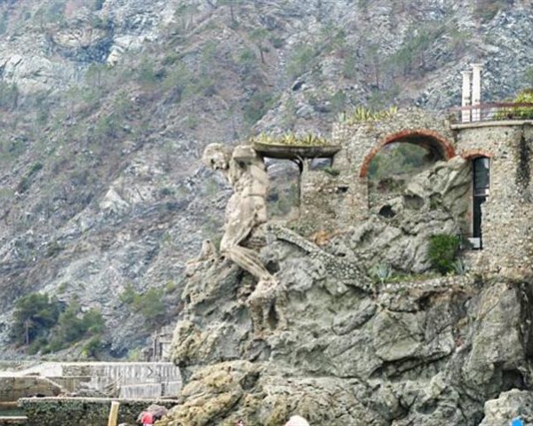 Il Gigante, a Statue of Neptune in Monterosso del Mare | .TR