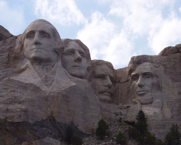 MOUNT RUSHMORE PULLS IN THE CROWDS | .TR
